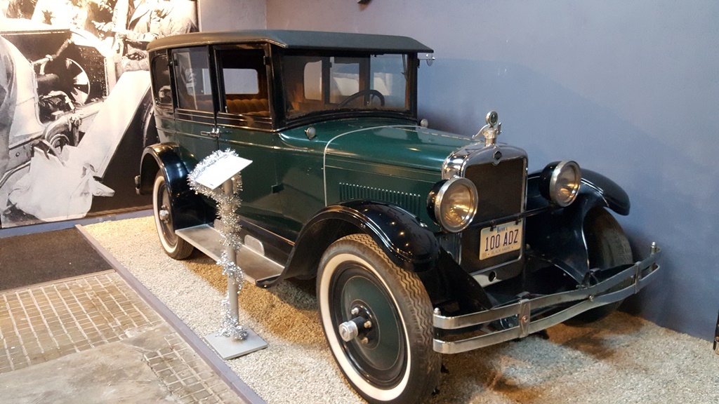 Pro stará česká auta byl moc vysoký, tak se zaměřil na americká. Teď má ...